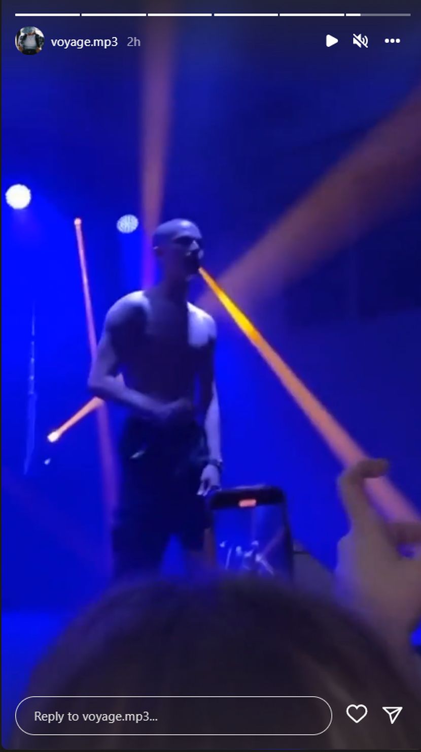 Vojaž skinuo majicu na nastupu i pokazao mišiće! Devojke u transu, a ...