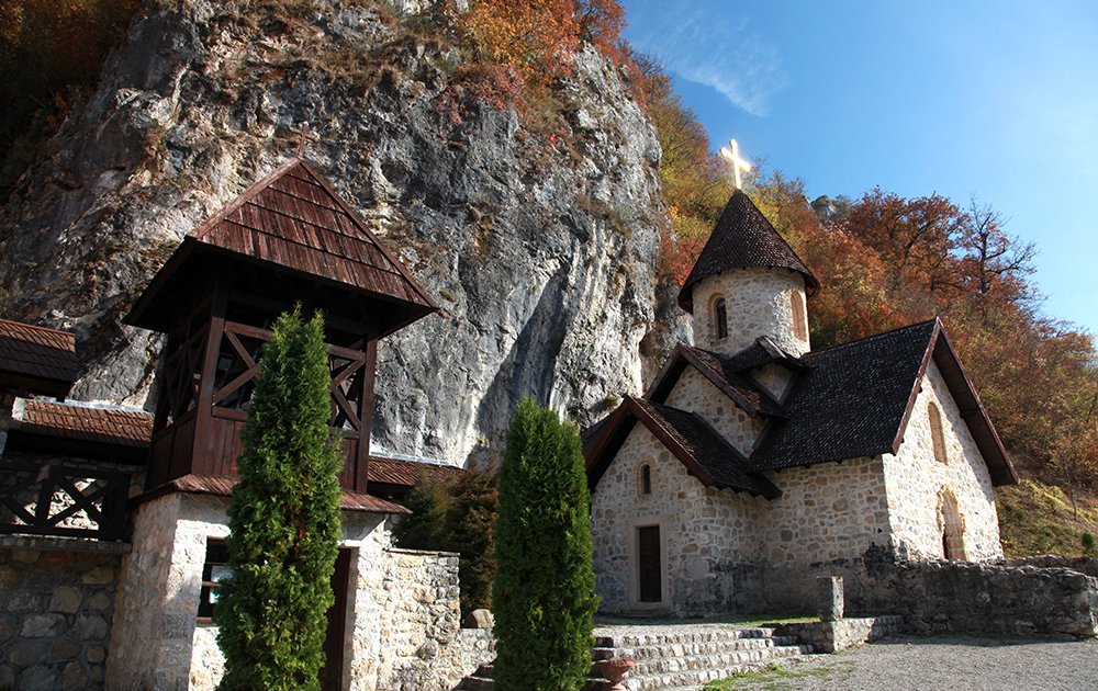 „Mali Ostrog“ u Srbiji sačuvao je narod: Priča o „prvom kamenu“ u ...