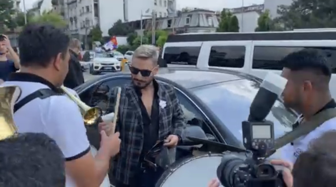 Pevač odrešio kesu: Darko Lazić kitio parama trubače na venčanju Kaće ... Pevač odrešio kesu: Darko Lazić kitio parama trubače na venčanju Kaće ...