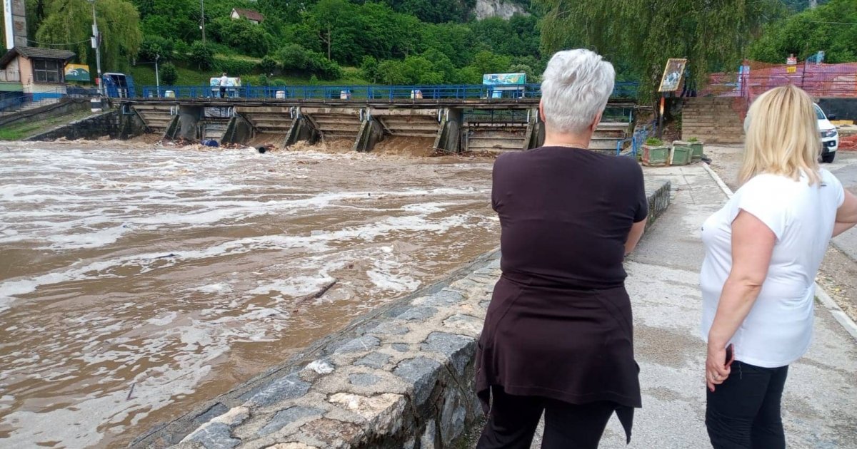 Podivljala reka Đetinja preti da poplavi Užice, u Kosjeriću se izlio ...