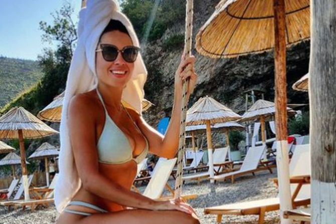 "Prve noge Srbije i riba do bola": Voditeljka RTS-a se skinula u bikini i pokazala izvajanu ...