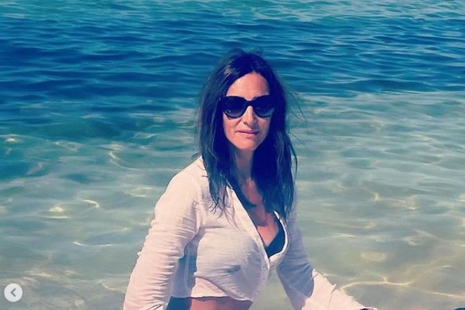 Voditeljka u bikiniju pokazala veštine na vodi: Pozirala na dasci za surfovanje, od njenih poza ...