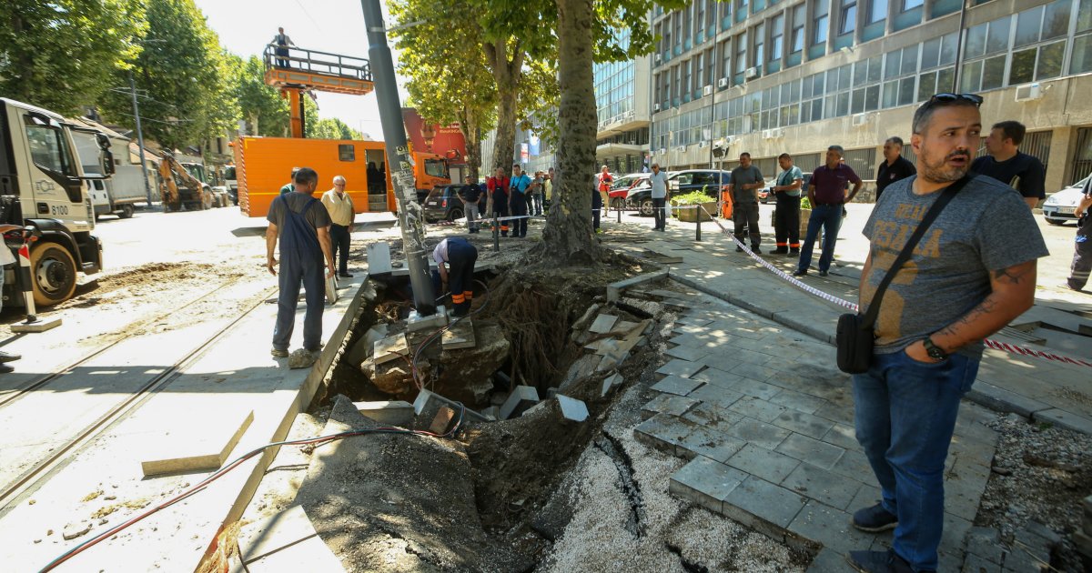Ovako izgleda krater u centru Beograda: U asfaltu rupa 2 sa 4, vidi se ...
