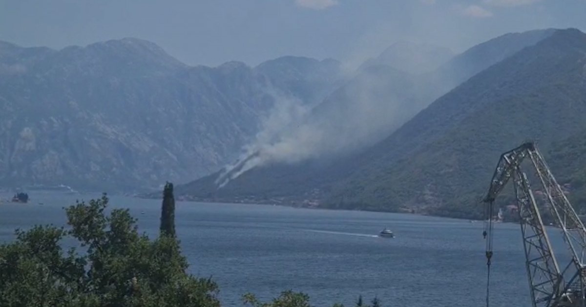 Gust dim okovao Petrovac, prizori sa plaže su jezivi: Vatra u Crnoj Gori nastavlja da bukti ...