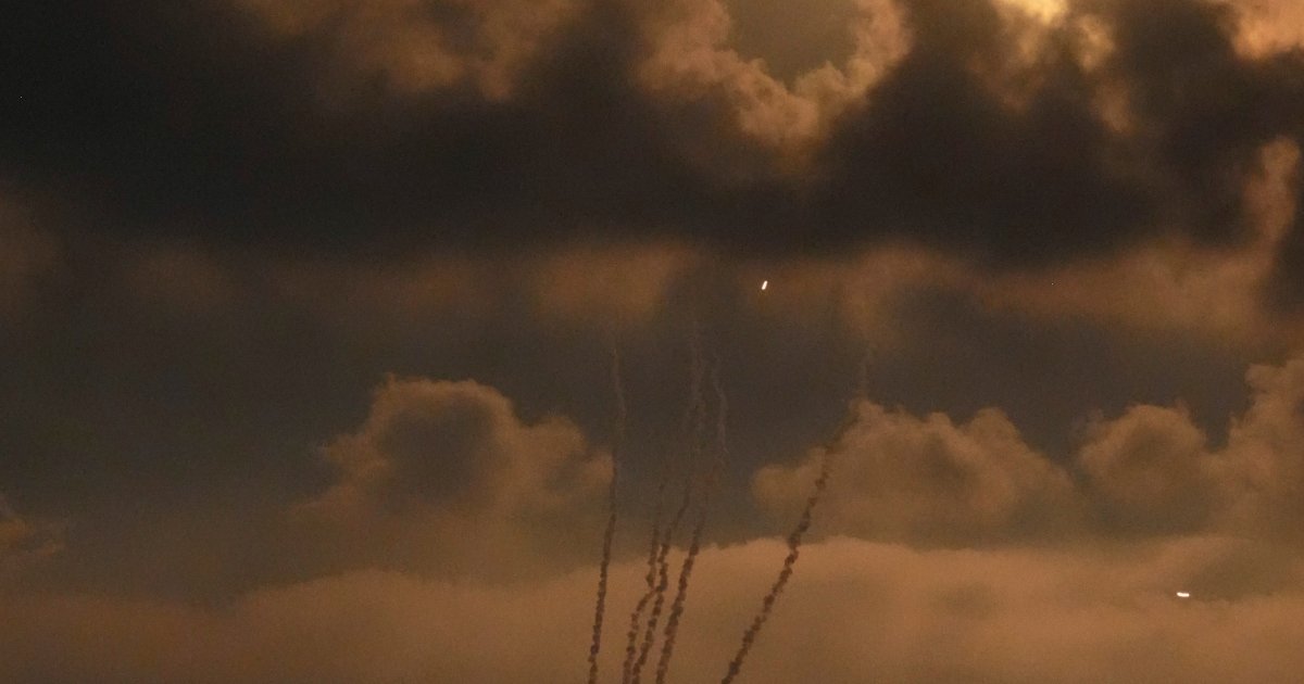 Snimak rakete koja je iz Libana ispaljena na Izrael: Zemljom odjekuju sirene, širi se gust dim ...