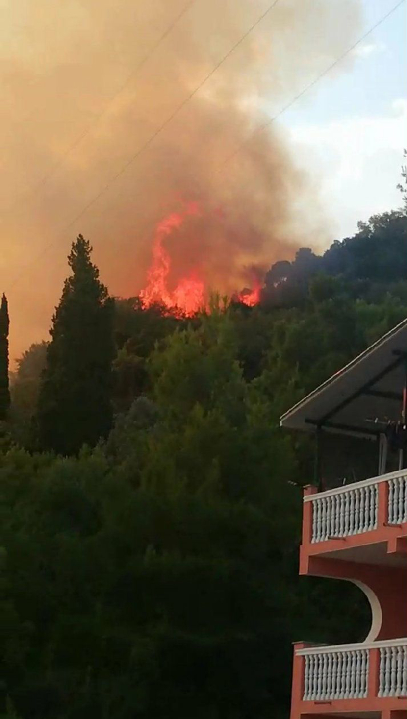 Dramatičan snimak požara kod Bara: Nadljudski napori vatrogasaca da ...