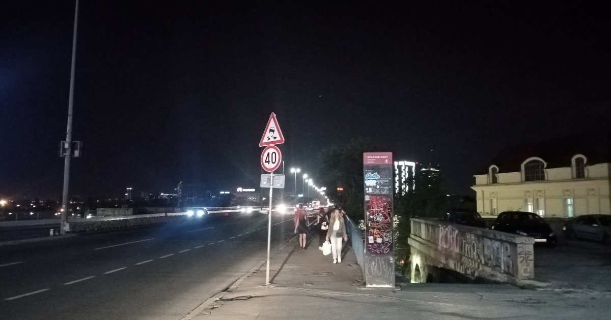 Žena skočila sa Brankovog mosta: Pala je na beton - Vesti - Telegraf.rs