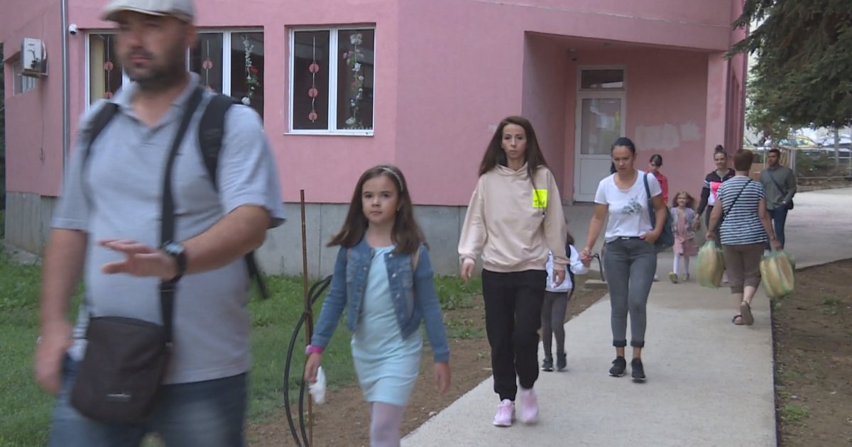 Počela isplata užinskog dodatka za decu na Kosovu i Metohiji: Velika sigurnost i podrška za sve ...