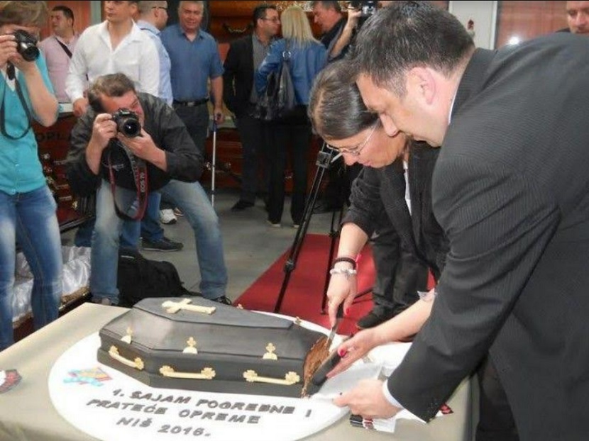 Na slavlju džinovska torta kao mrtvački sanduk: "Grobarijada" u Nišu okuplja pogrebnike iz ...