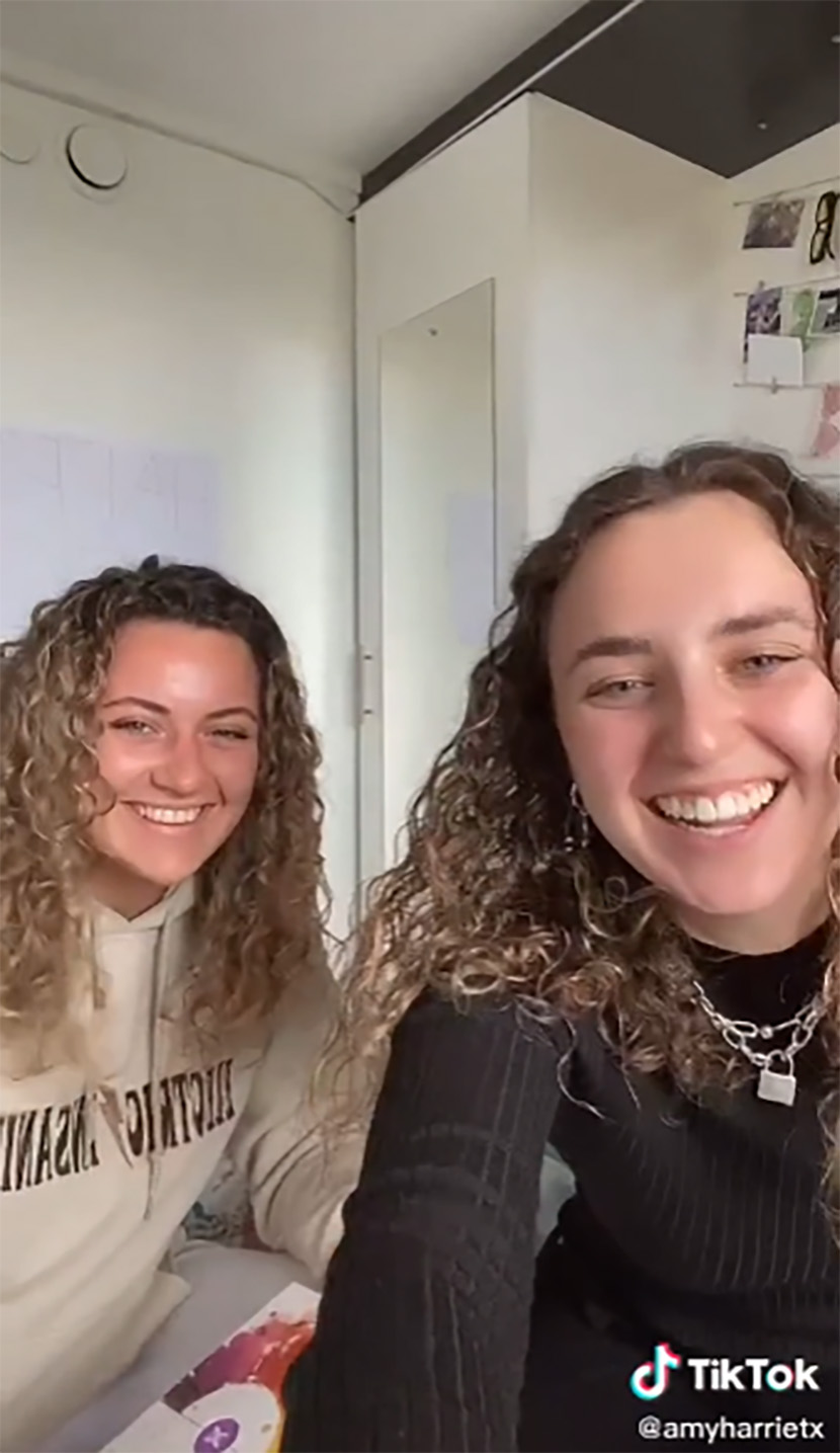 Izgledaju identično, rođene u dan razlike: Nisu u rodu, samo su cimerke ...