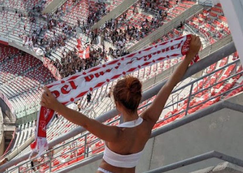 Navijačka fotka godine: Devojka u tangama stoji na tribini i bodri svoj ...