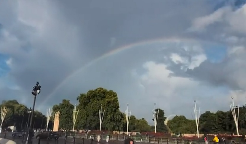 U trenutku kad je kraljica umrla u Škotskoj, kod Bakingemske palate ...