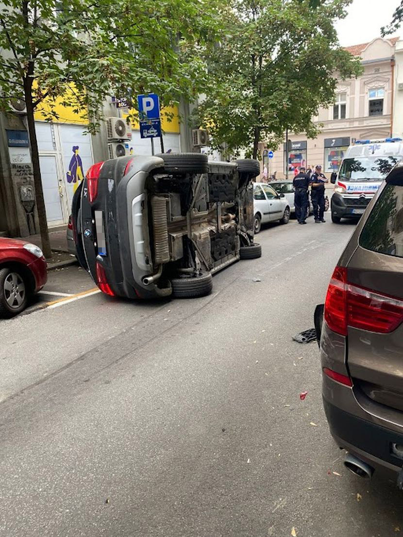 Nadrealna scena u centru Beograda: Automobil se prevrnuo na bok, udesu prethodilo "jurcanje ...