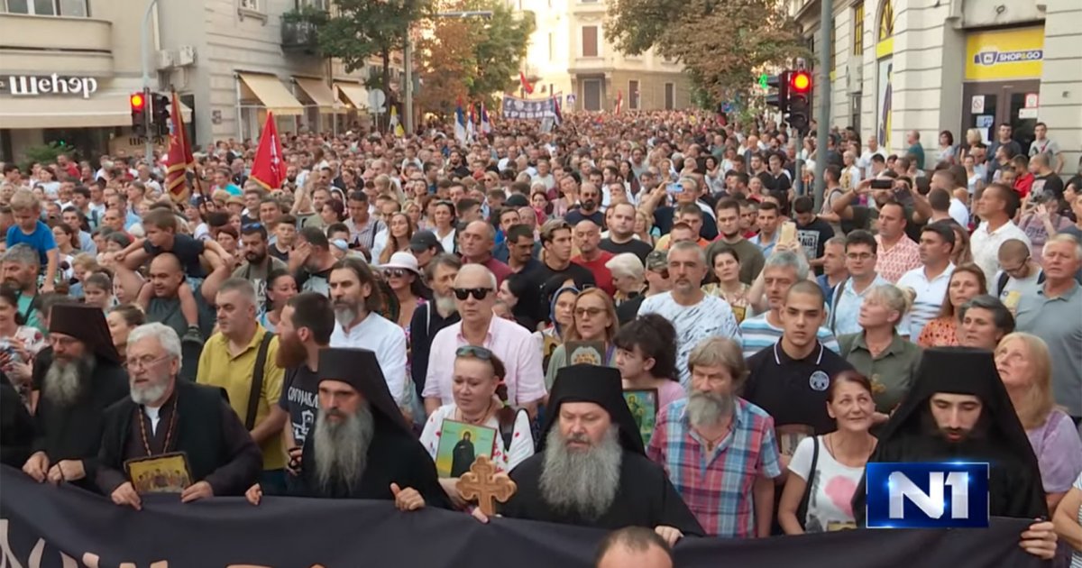 Hit snimak s litija u Beogradu: Kandilo zakačili na automobil, oko ...