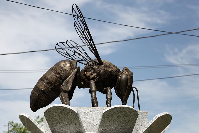 Kamenovo is Serbia's sweetest village: A monument to the bee raised in ...