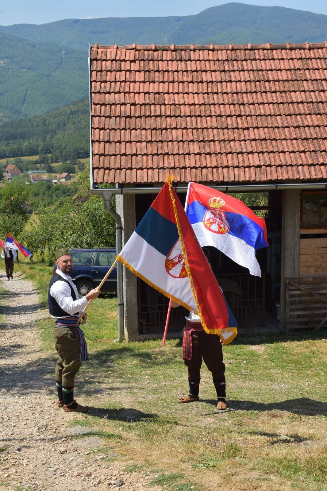 Čak 5 barjaktara u nošnjama došlo po Jovanu: Duga svadbena povorka ...