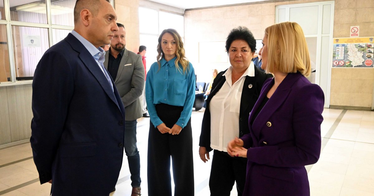 Ministar Aleksandar Vulin prisustvovao akciji davanja krvi - Telegraf.rs