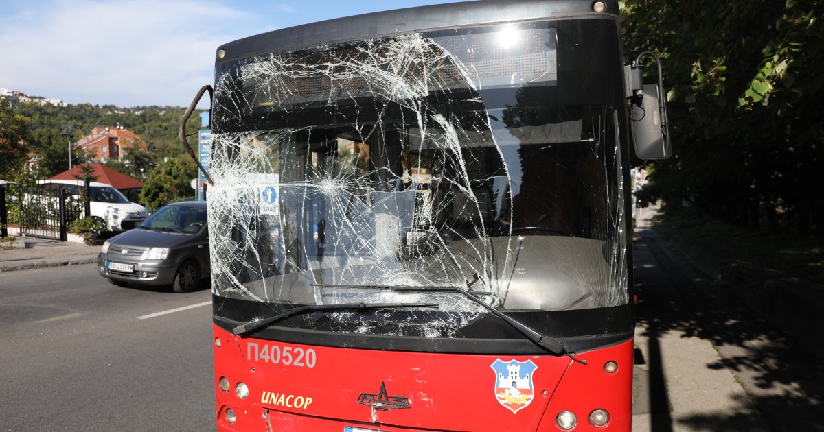 Staklo je potpuno razbijeno: Prve slike saobraćajne nesreće na Miljakovcu - Telegraf.rs