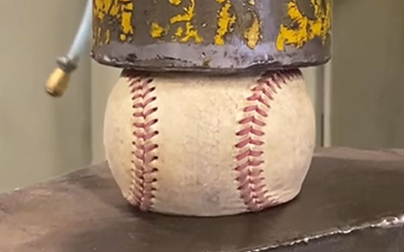 Svi se pitaju zašto je tako tvrda: Stavili su bejzbol loptu pod presu i evo šta je izletelo iz ...