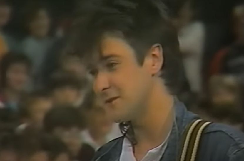 Sećanje na Dražena Ričla: Kako je legendarni pevač Crvene jabuke ...