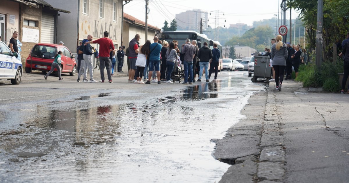 Građani oborili kontejnere i blokirali ulicu u Mirijevu: "Šest meseci nam se izliva nelegalna ...