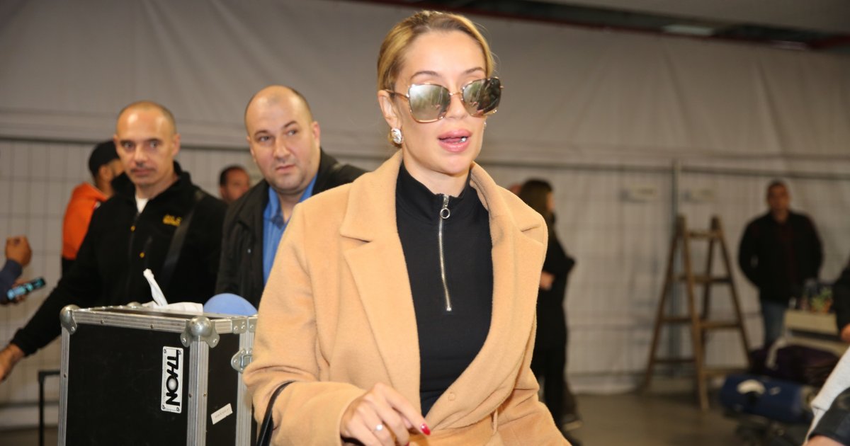 Tea Tairović napumpala usne - Telegraf.rs