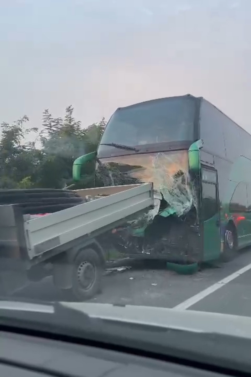 Stravičan sudar autobusa i šlepera kod Šapca: Prednji deo vozila potpuno smrskan, ima povređenih ...