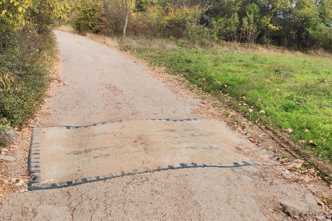 Mesto u Srbiji u kojem na rupe u putu stavljaju tepihe: Sve se šareni ...