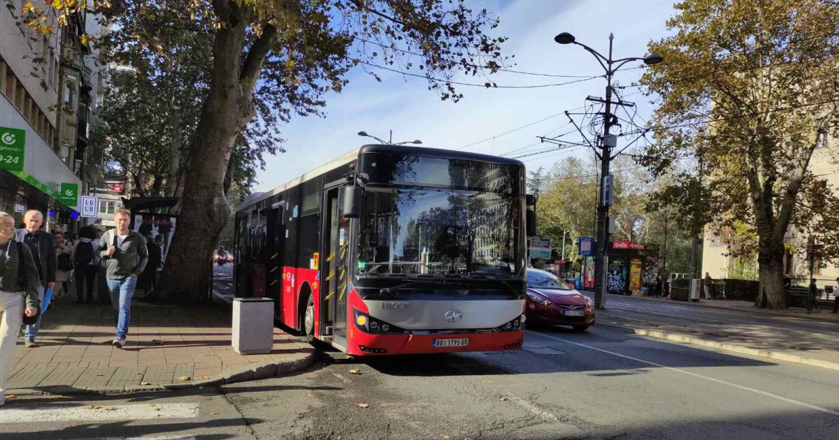 Prva slika sa lica mesta: Autobus pokosio dete kod Pravnog u Beogradu ...