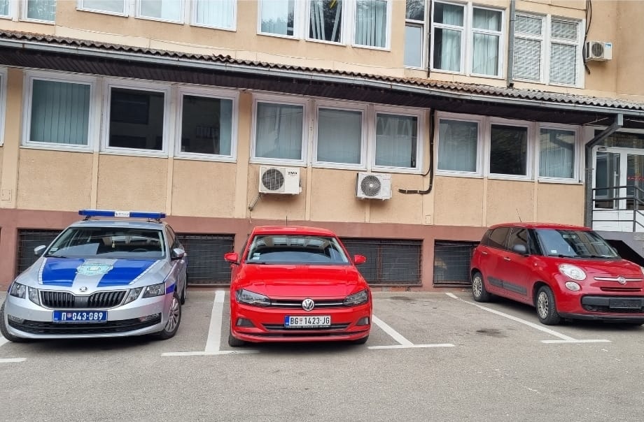 fizički nasrnuo na policajca zbog parking mesta - Telegraf.rs