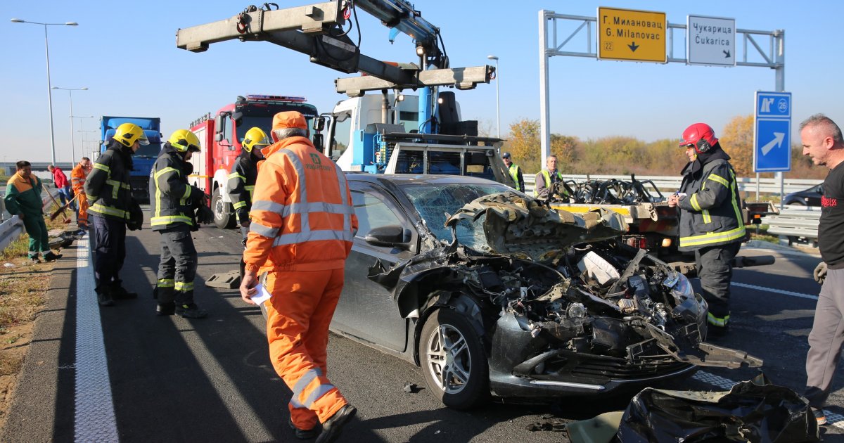 Nesreća kod Orlovače, sudar dva putnička vozila i dva šlepera - Telegraf.rs
