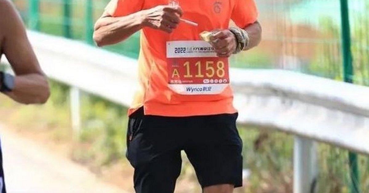 Kinez trčao čitav maraton pušeći cigarete jednu za drugom - Telegraf.rs