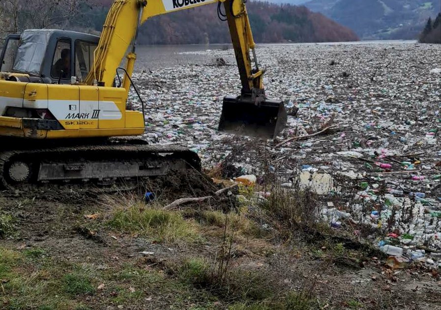 Plastic bottles and bag are covering Potpec Lake - Telegraf.rs