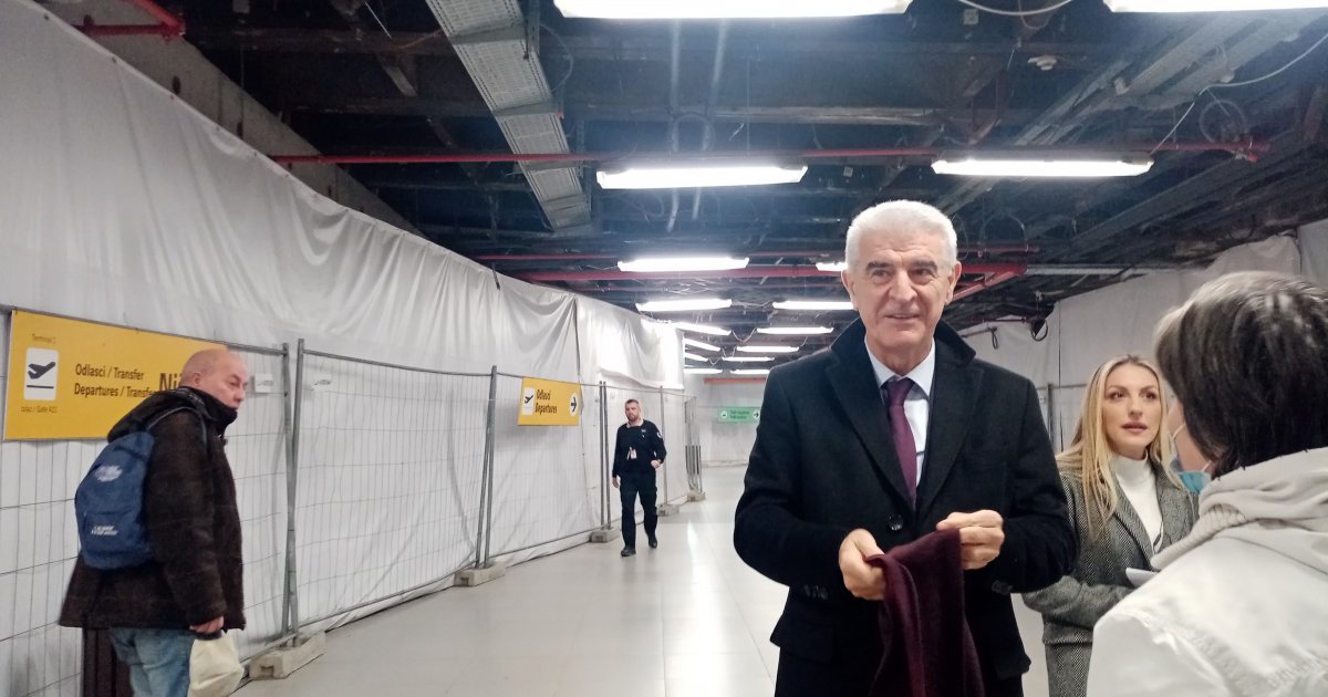 Advokat Borivoje Borović čeka Luku Bojovića na aerodromu - Telegraf.rs