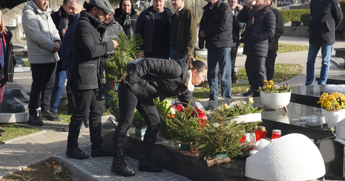 Potresne scene an groblju, obeležena druga godišnjica Džejeve smrti - Telegraf.rs
