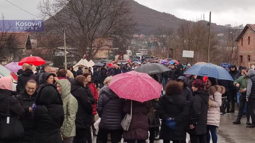 Srbi 15. dan na barikadama na severu Kosova: Traže slobodu za uhapšene i povlačenje kosovskih ...