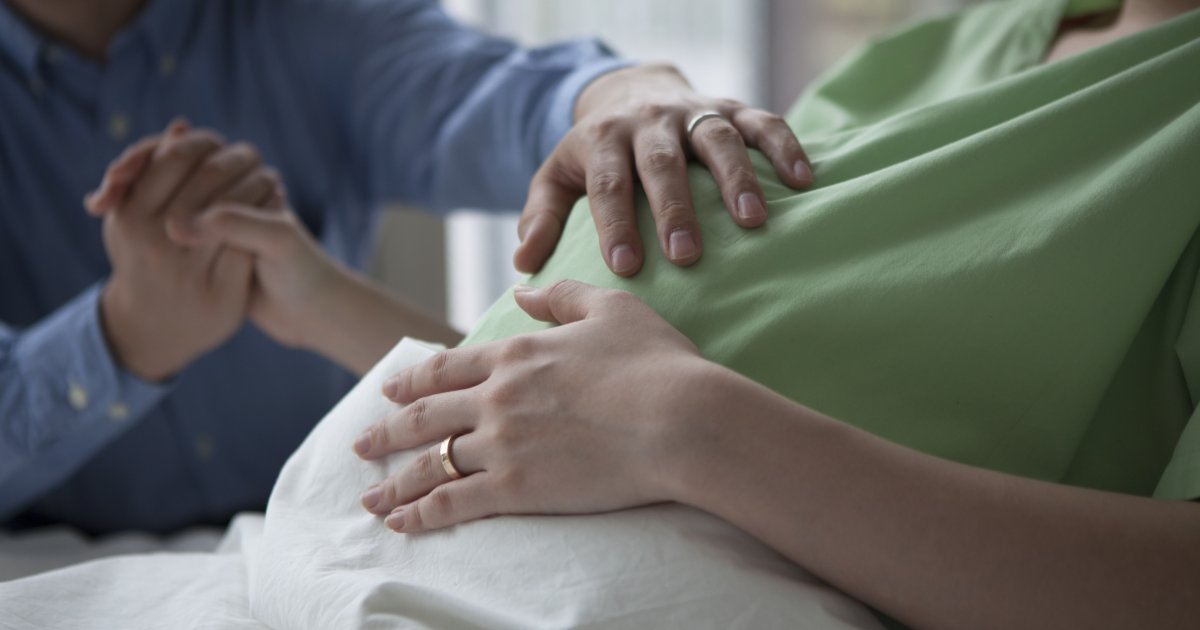 Devojčica (12) rodila dete, otac deteta je NJEN ROĐENI BRAT (16 ...