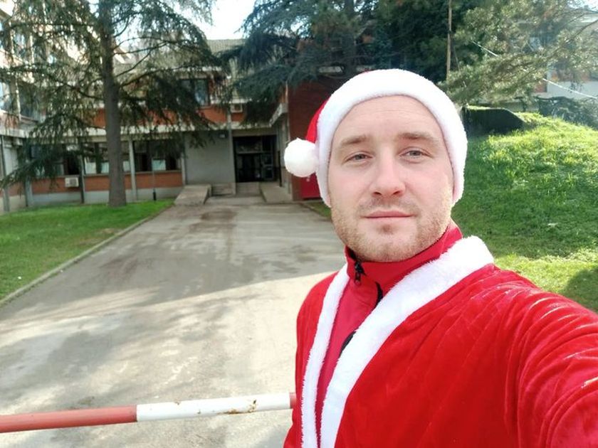 Dušan sav novac od svojih romana poklanja u humanitarne svrhe - Telegraf.rs