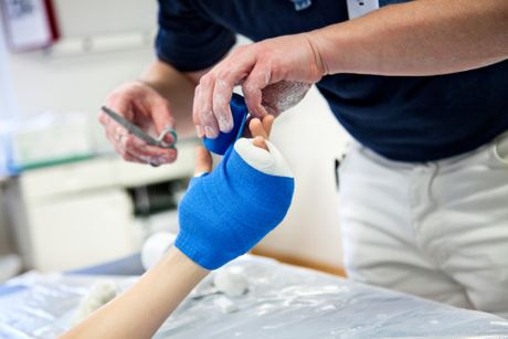 Pijan divljao za volanom, u krivini mu suvozač ispao kroz prozor ...