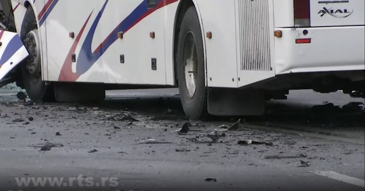 Sudar autobusa i motora na Kanarevom brdu: Vozač povređen - Vesti - Telegraf.rs