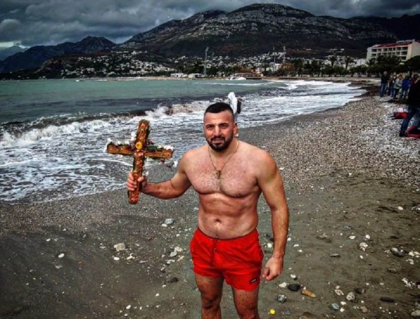 Vladimir Tomović plivao za časni krst - Telegraf.rs