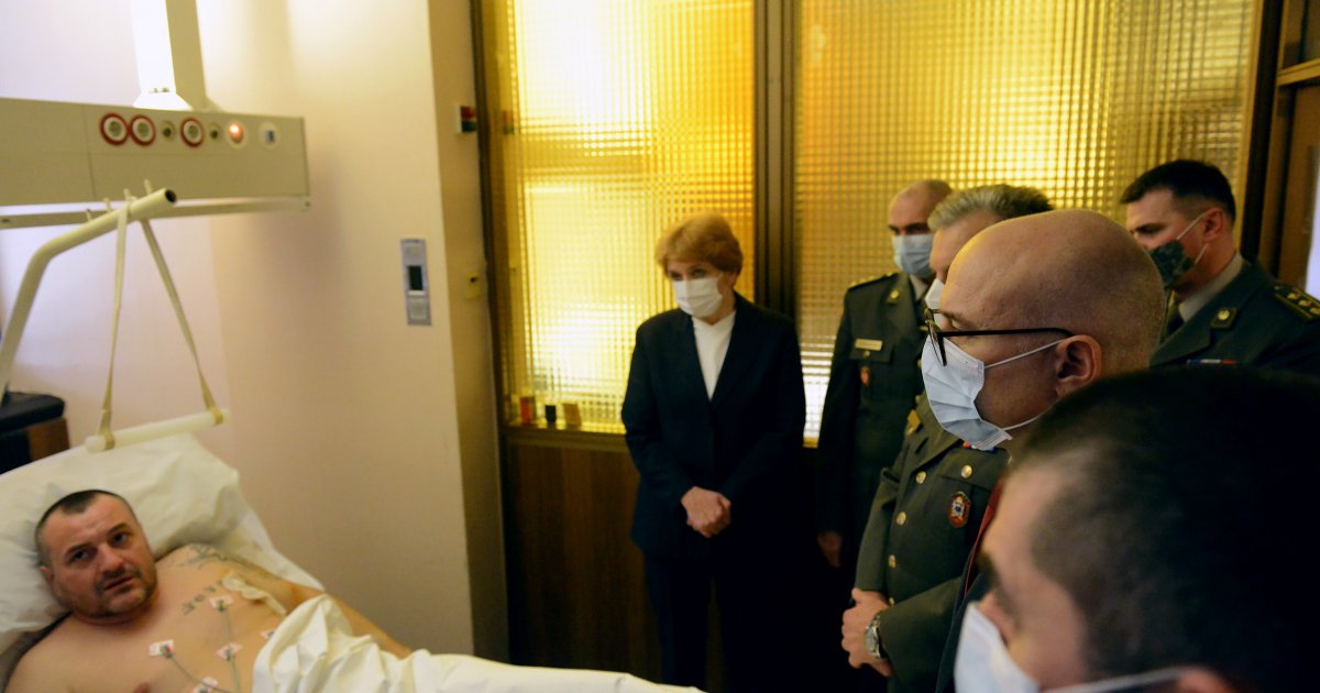 Minister Vucevic visits Miljan wounded on Bistrica bridge - Telegraf.rs