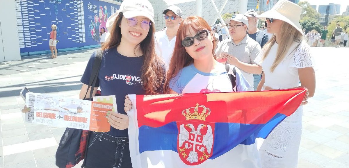 Kineskinje sa zastavama Srbije na AO, evo šta kažu o Novaku - Telegraf.rs