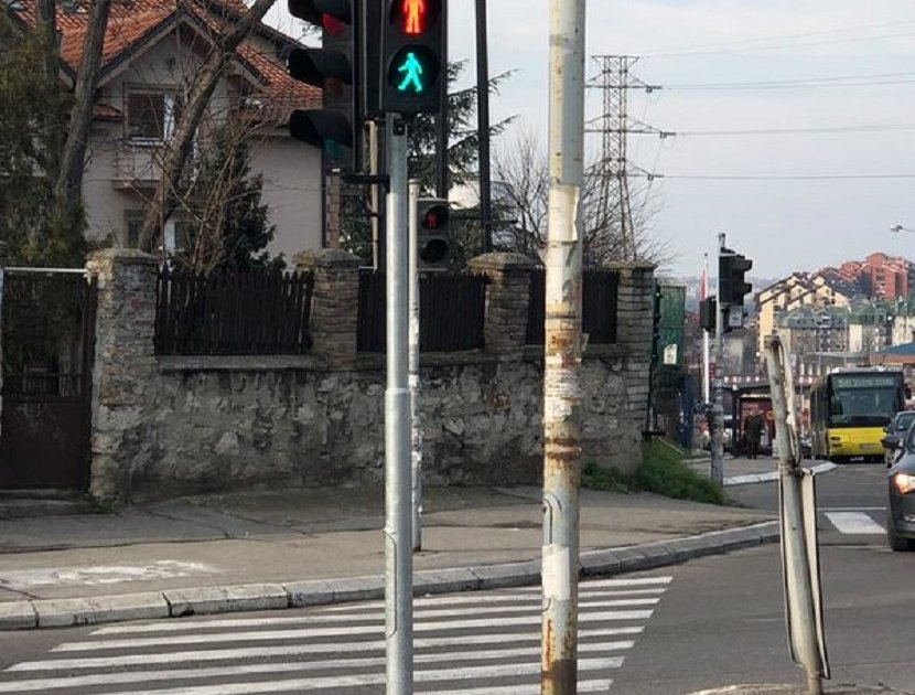 Semafor u Žarkovu pokazuje crveno i zeleno - Telegraf.rs