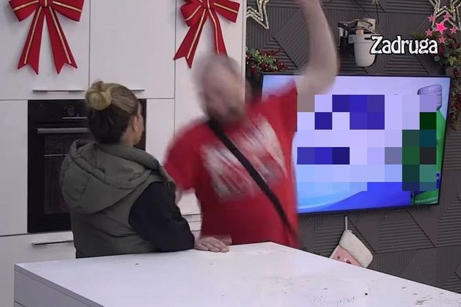Zvezdan Slavnić nasrnuo na Anu Ćurčić i krenuo da lomi sve po kući - Telegraf.rs