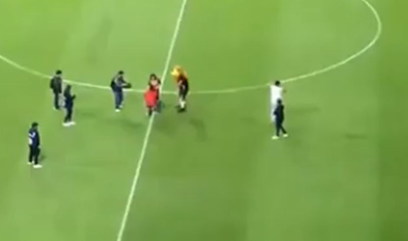 Zaprosio devojku pred punim stadionom, a ona ga odbila i pobegla - Telegraf.rs