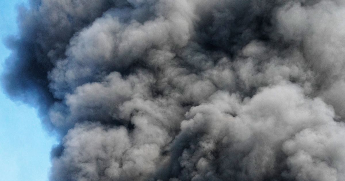 Gust dim kulja sa vrha zgrade na Voždovcu: Veliki požar, na licu mesta ...