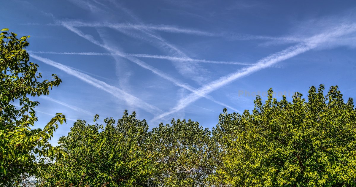 Ponovo beli tragovi na nebu od aviona: Veštački uticaj ili nešto sasvim prirodno, otkrivamo o ...