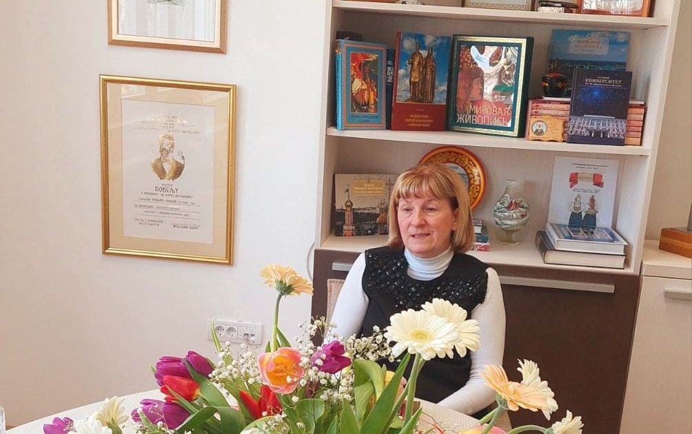 Đaci ispratili direktorku u penziju - Telegraf.rs