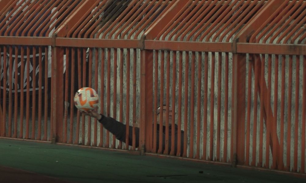 Hit snimak večitog derbija: Grobar se dokopao lopte kroz kanal Marakane ...